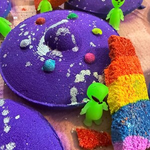 Alien UFO Bath Bomb, Glow in the Dark Alien Surprise - Etsy