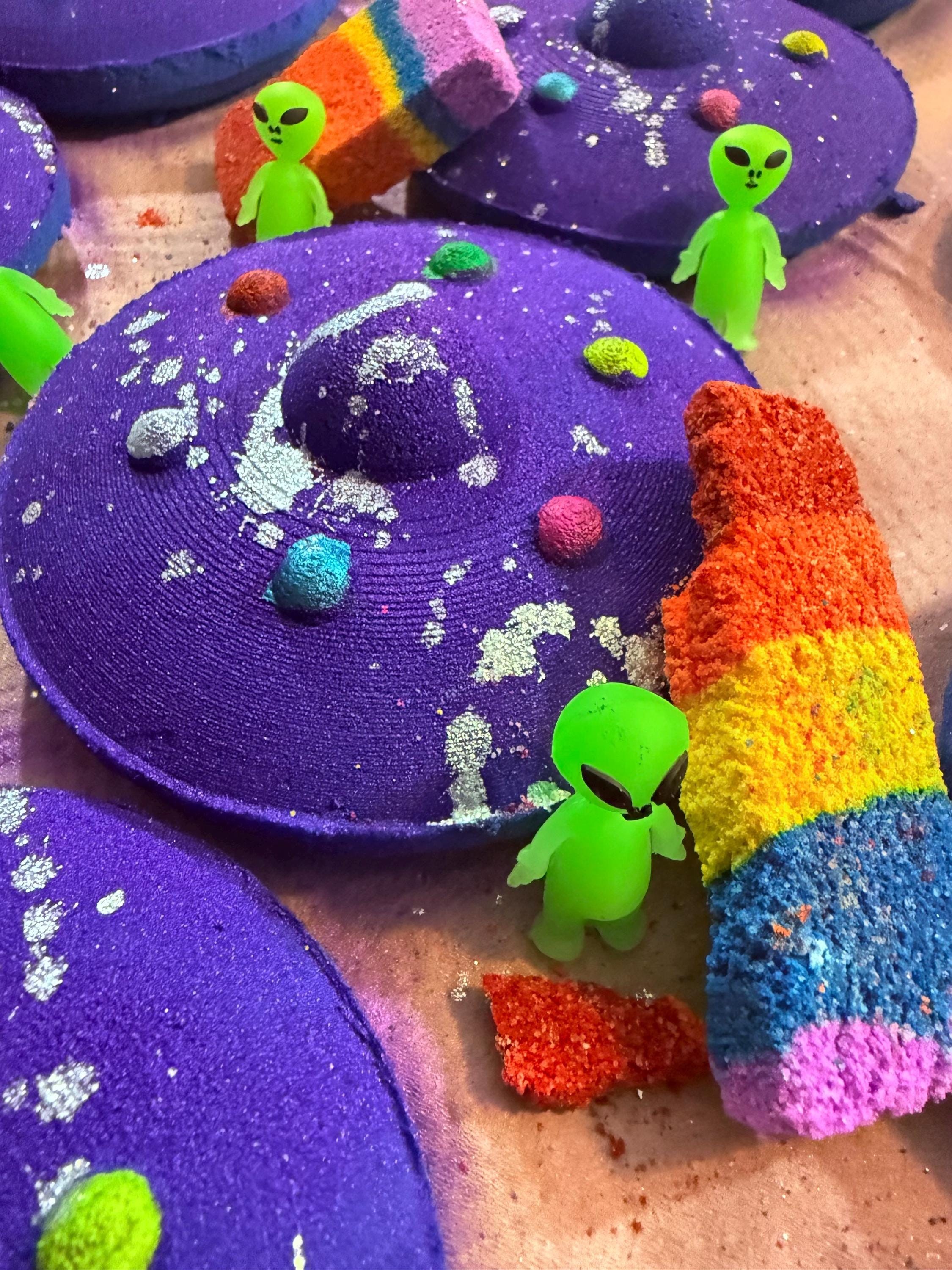 Alien UFO Bath Bomb, Glow in the Dark Alien Surprise - Etsy
