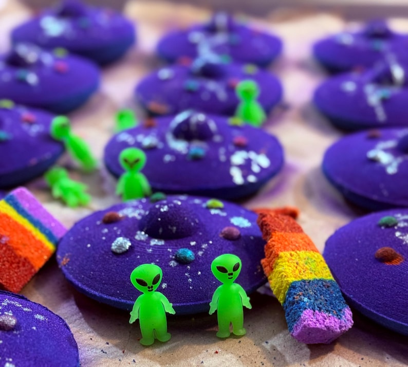 Alien UFO Bath Bomb, Glow in the Dark Alien Surprise - Etsy