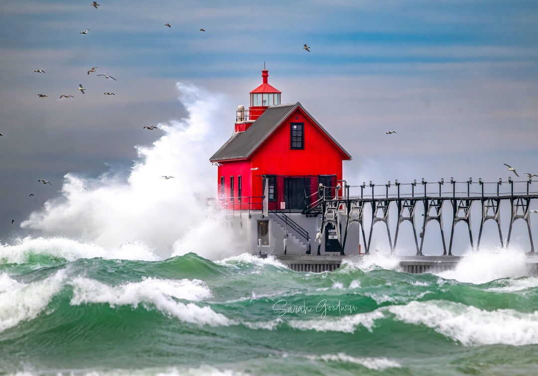 Waves at the Lighthouse / Lighthouse / Waves / Michigan Photography ...