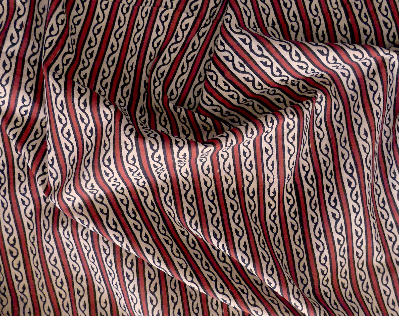 Stoff mit Längsstreifen in ROSTROT und Ranken in Schwarz auf - Etsy.de