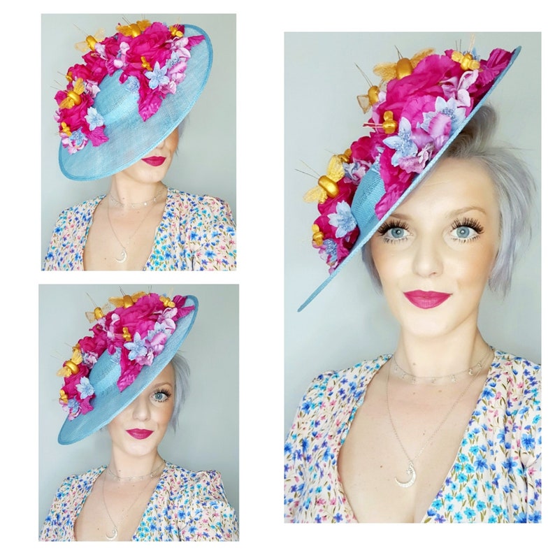 Grandes rosas y peonías de color rosa intenso sobre una base de rueda ...