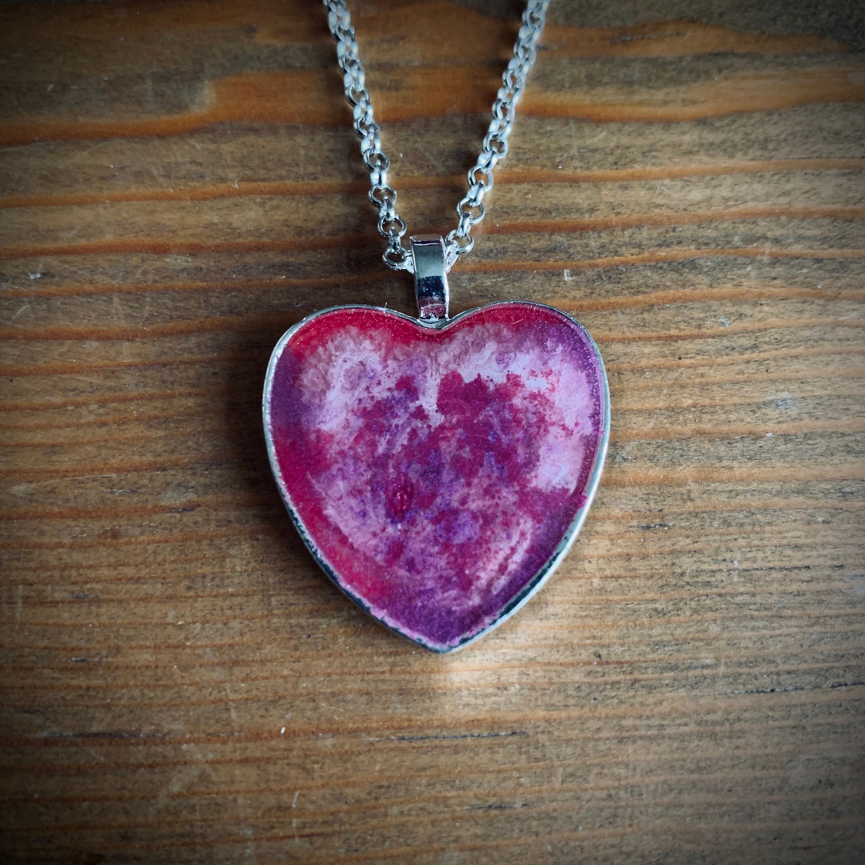 Collar colgante en forma de corazón de resina - Etsy España