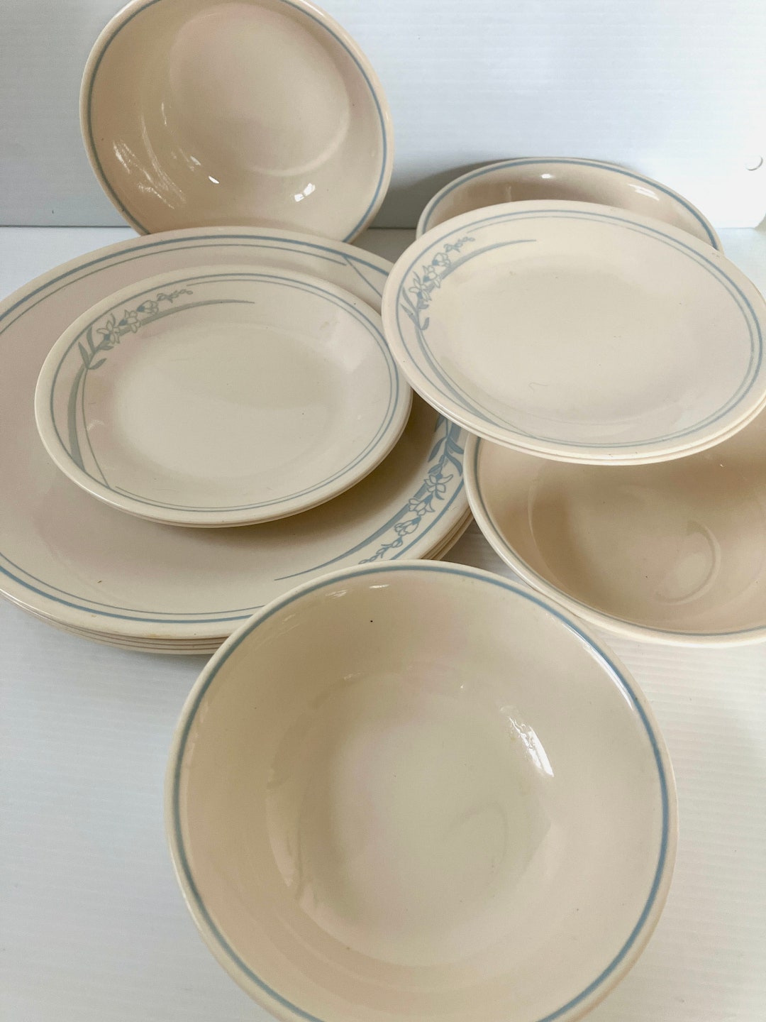 Vintage 12 Piece CORELLE Corning blue Lilly Pattern 4 Dinner Plates, 4 ...