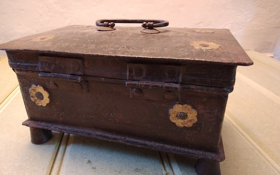 Antique Victorian metal Box with feet and brass decor… - Gem