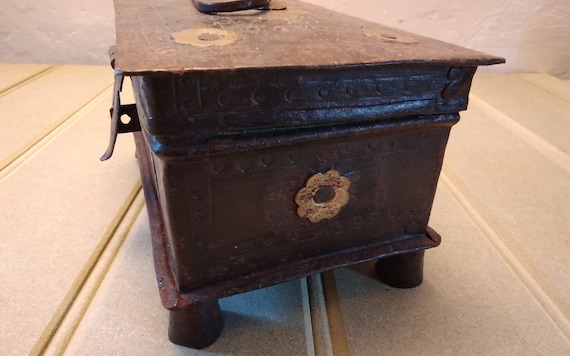 Antique Victorian metal Box with feet and brass decor… - Gem