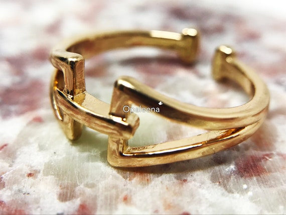 Stylish round gold simple ring elegant gift for wife gift for girlfriend valentines friendship best friend gift bridesmaid letter h ring