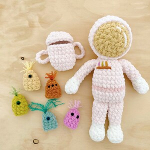 Apollo Astronaut || 12” Astronaut + Alien Finger Puppets, Crochet ...