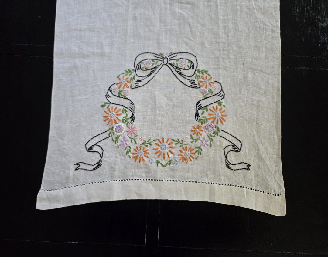 Vintage Flower Wreath Embroidered Table Runner - Etsy