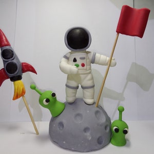 Fondant astronaut and alien on a moon cake topper for space | Etsy