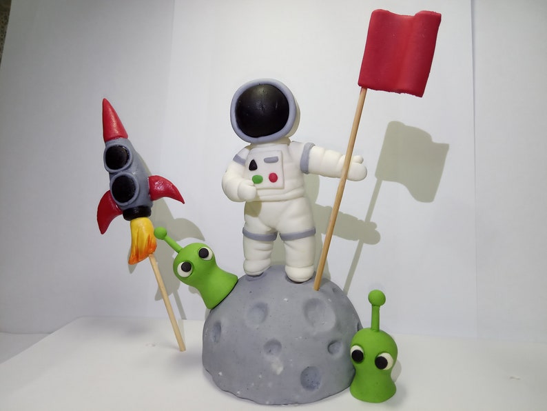 Fondant astronaut and alien on a moon cake topper for space | Etsy