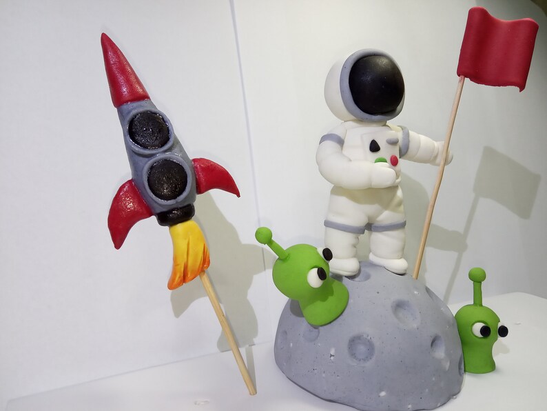 Fondant astronaut and alien on a moon cake topper for space | Etsy