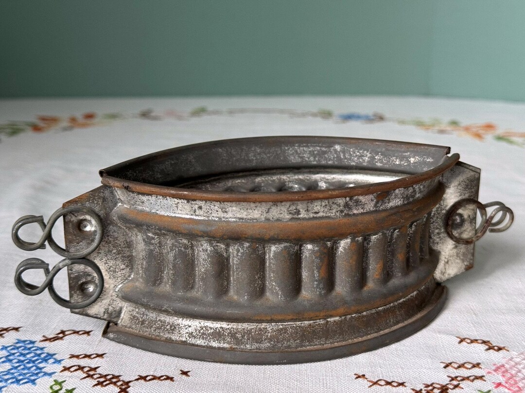Vintage Mold : Fluted Cake Raised Game Pie Mould Metal Tin Kitchenalia ...