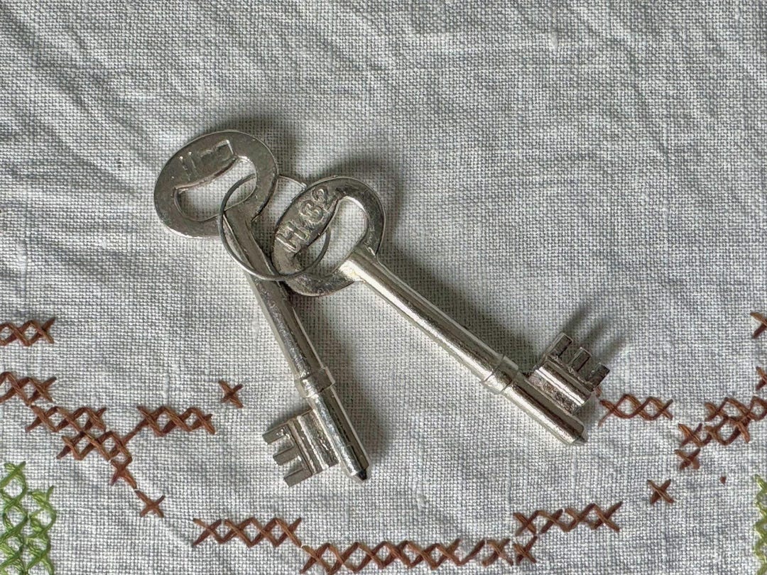 Vintage Key : Set 2 Key Padlock Jail Closet Cabinet Room Lock Locking ...