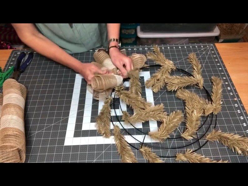 DIY Wreath, Wreath Tutorial, Mesh Wreath Tutorial, Deco Mesh Wreath ...