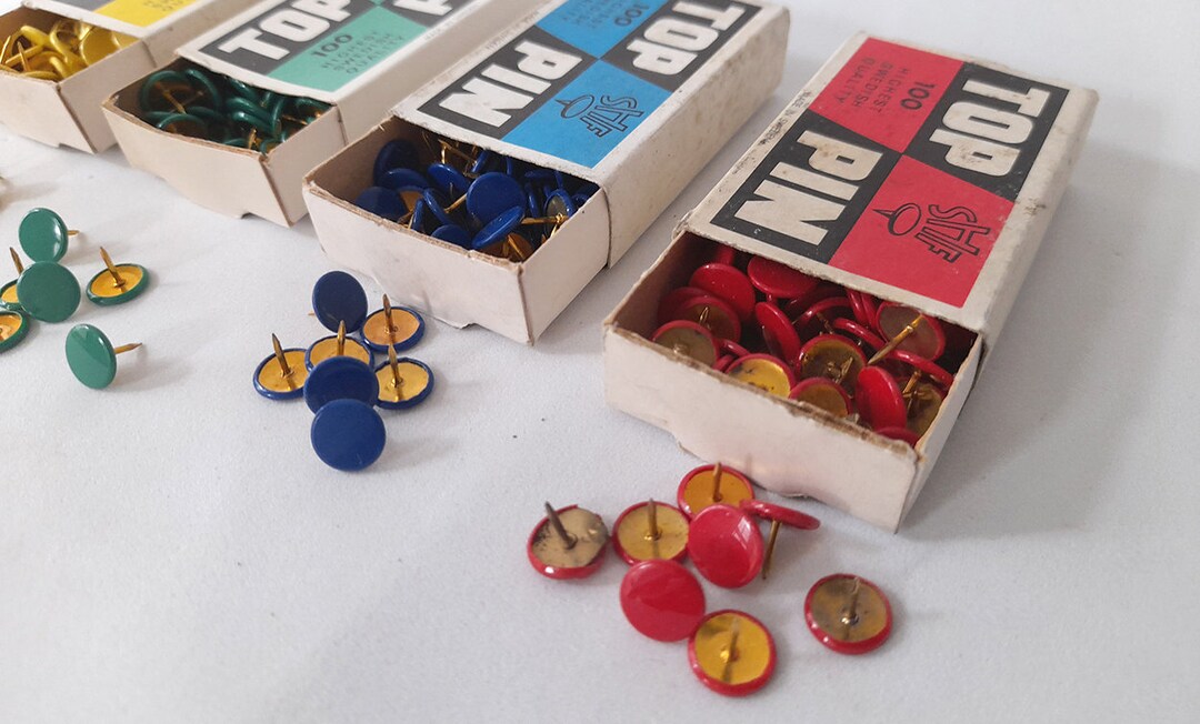 Rund hundert 100 Vintage Pins in Original Box. Im Moment - Etsy.de
