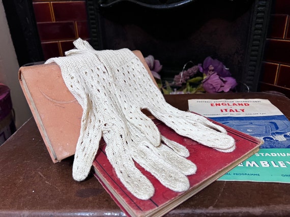 Small lace gloves store