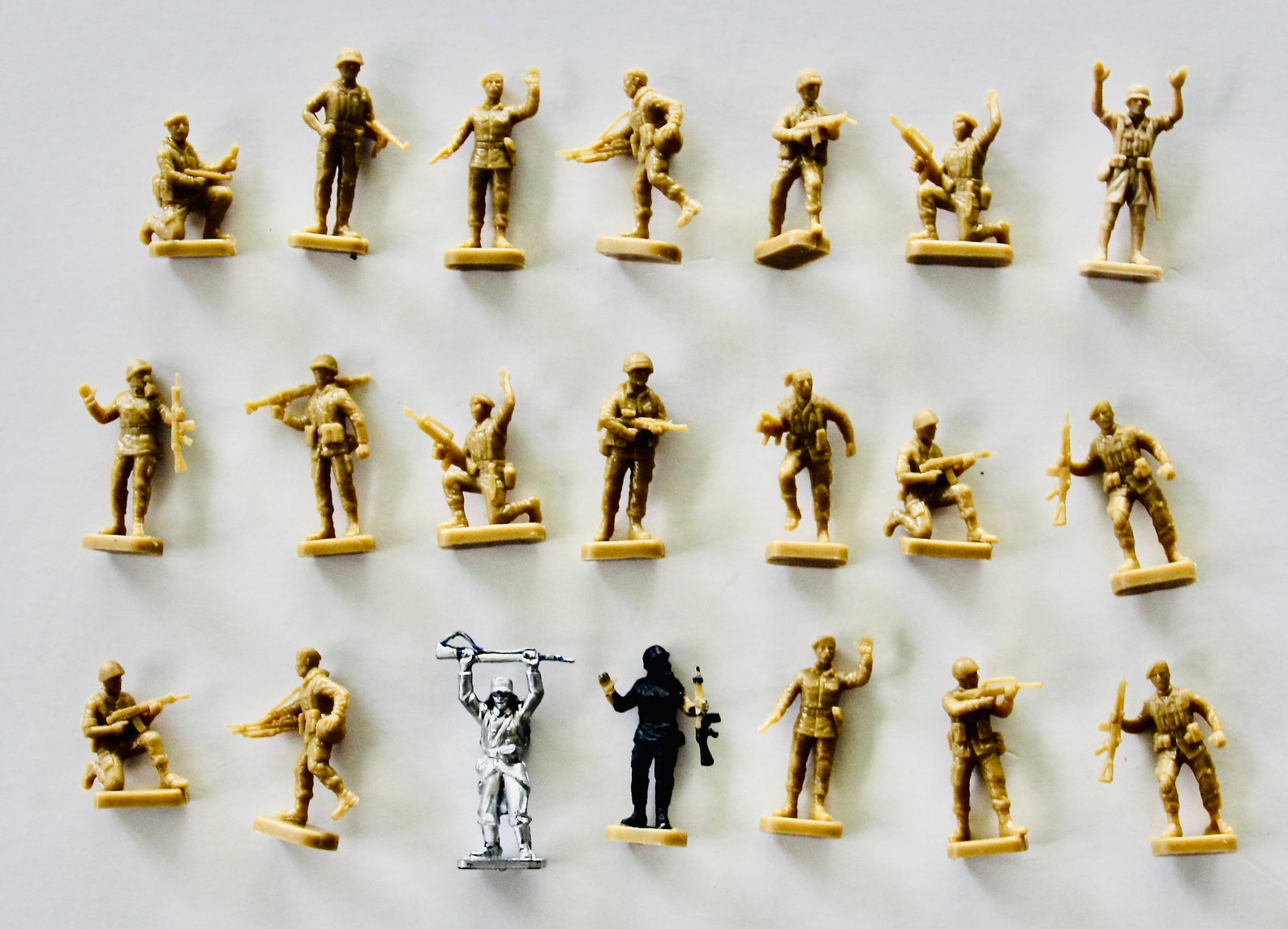Vintage Collectible 1/72mm Scale WWII Soldiers 40 Pieces Tan Plastic ...