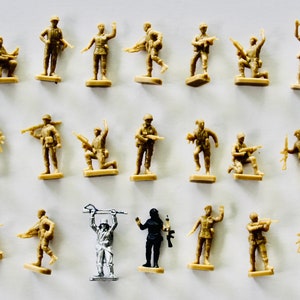 Vintage Collectible 1/72mm Scale WWII Soldiers 40 Pieces Tan Plastic ...