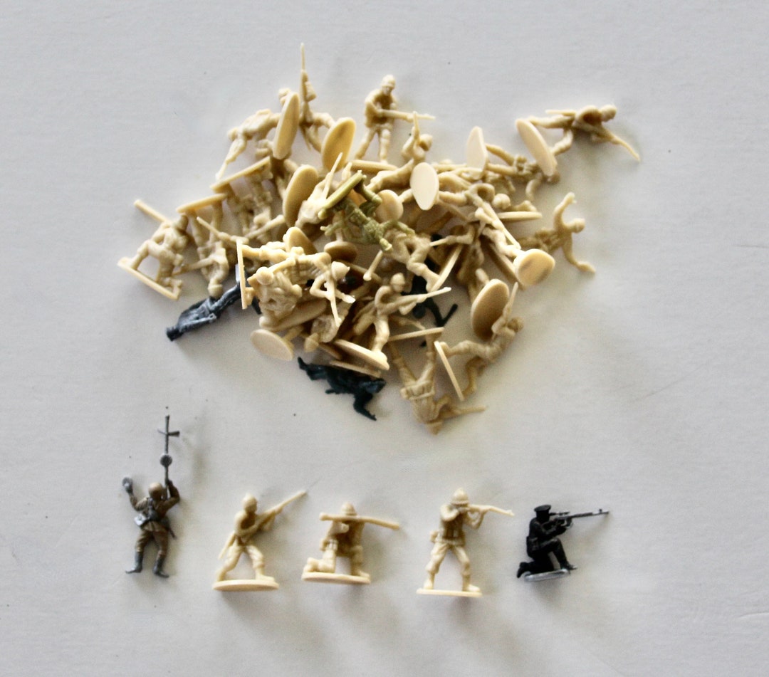 Vintage Collectible 1/72mm Scale WWII Soldiers 40 Pieces Cream Plastic ...