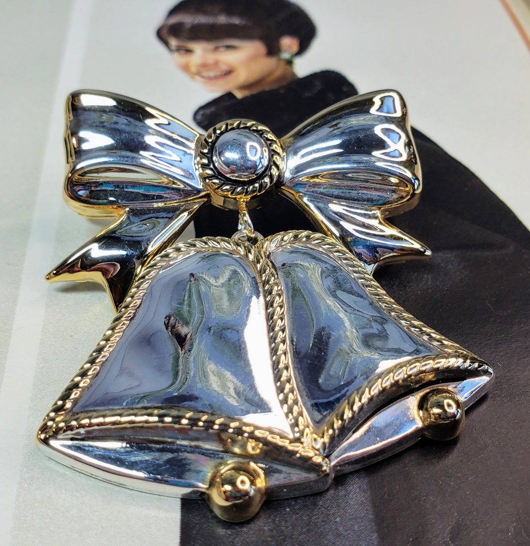NOS Vintage Chunky Shiny Silver Metal Christmas Bells With Bow Pendant ...