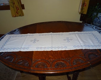Vintage Embroidered Cutwork Table Runner - Etsy