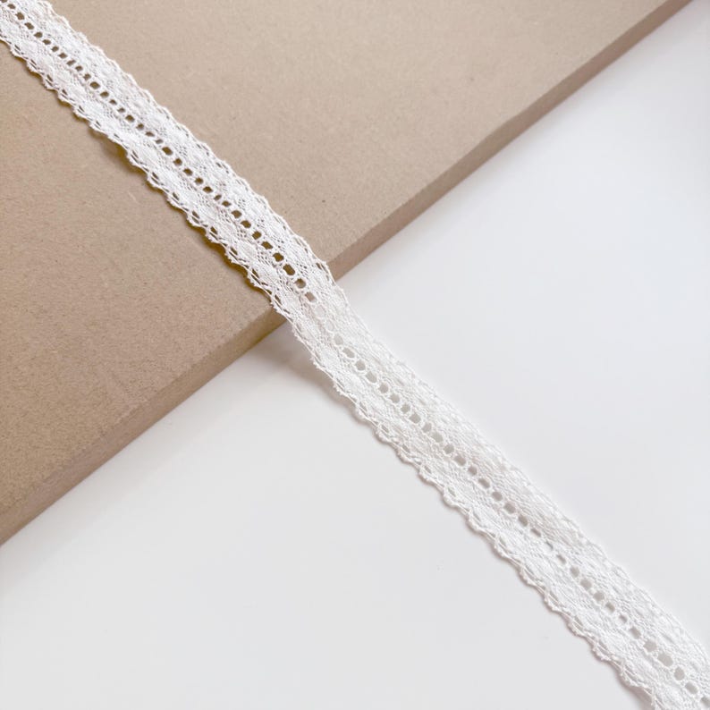 Off White Cotton Edge Lace Trim, 1
