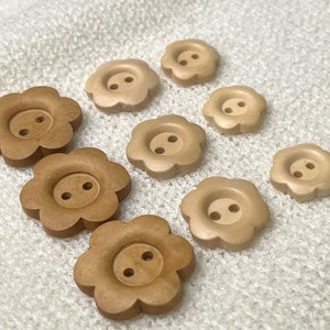 Flower Petal Shaped Edge Wood Button Assortment (button 3) - 20L, 24L ...