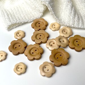 Flower Petal Shaped Edge Wood Button Assortment (button 3) - 20L, 24L ...