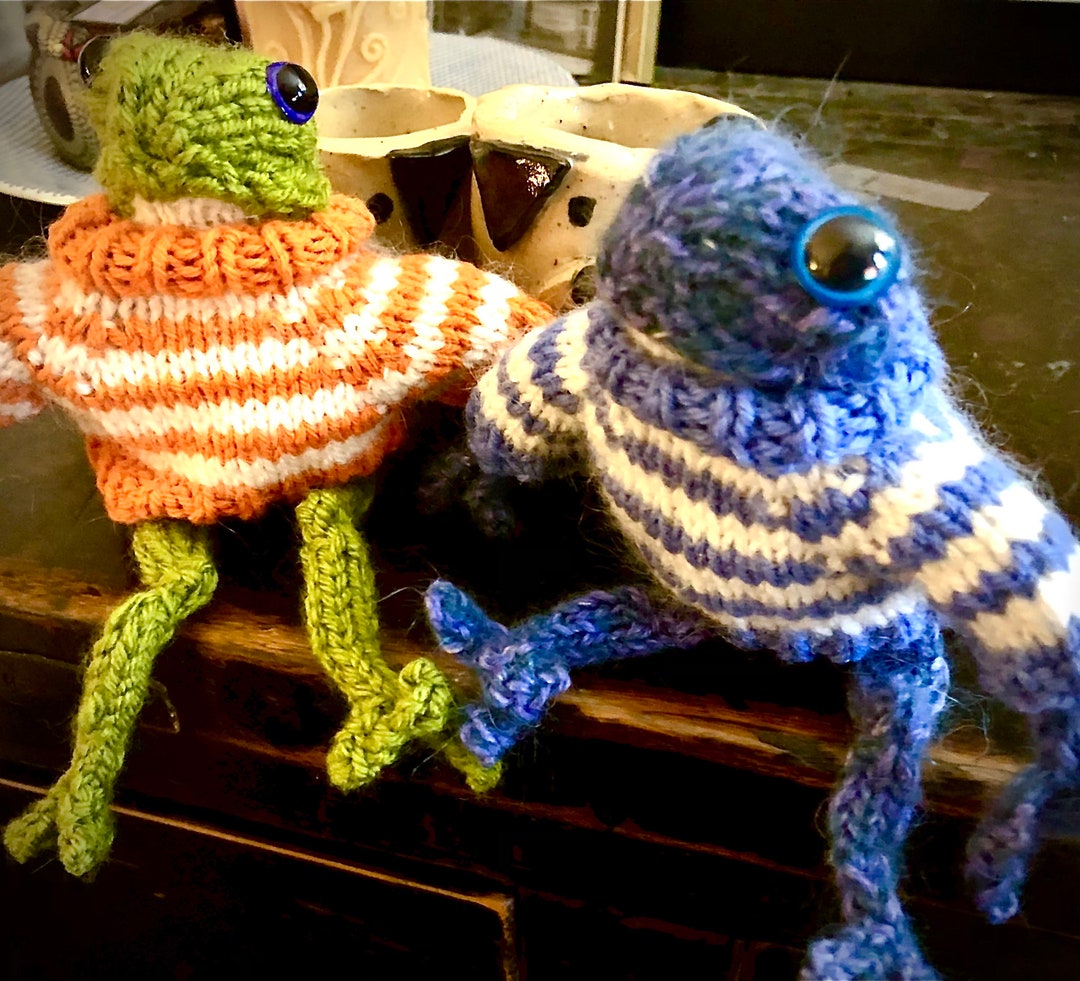 Little Knitted Frog …. in a Sweater ! - Etsy