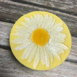 The Pearlescent Daisy Bath Bomb - Etsy