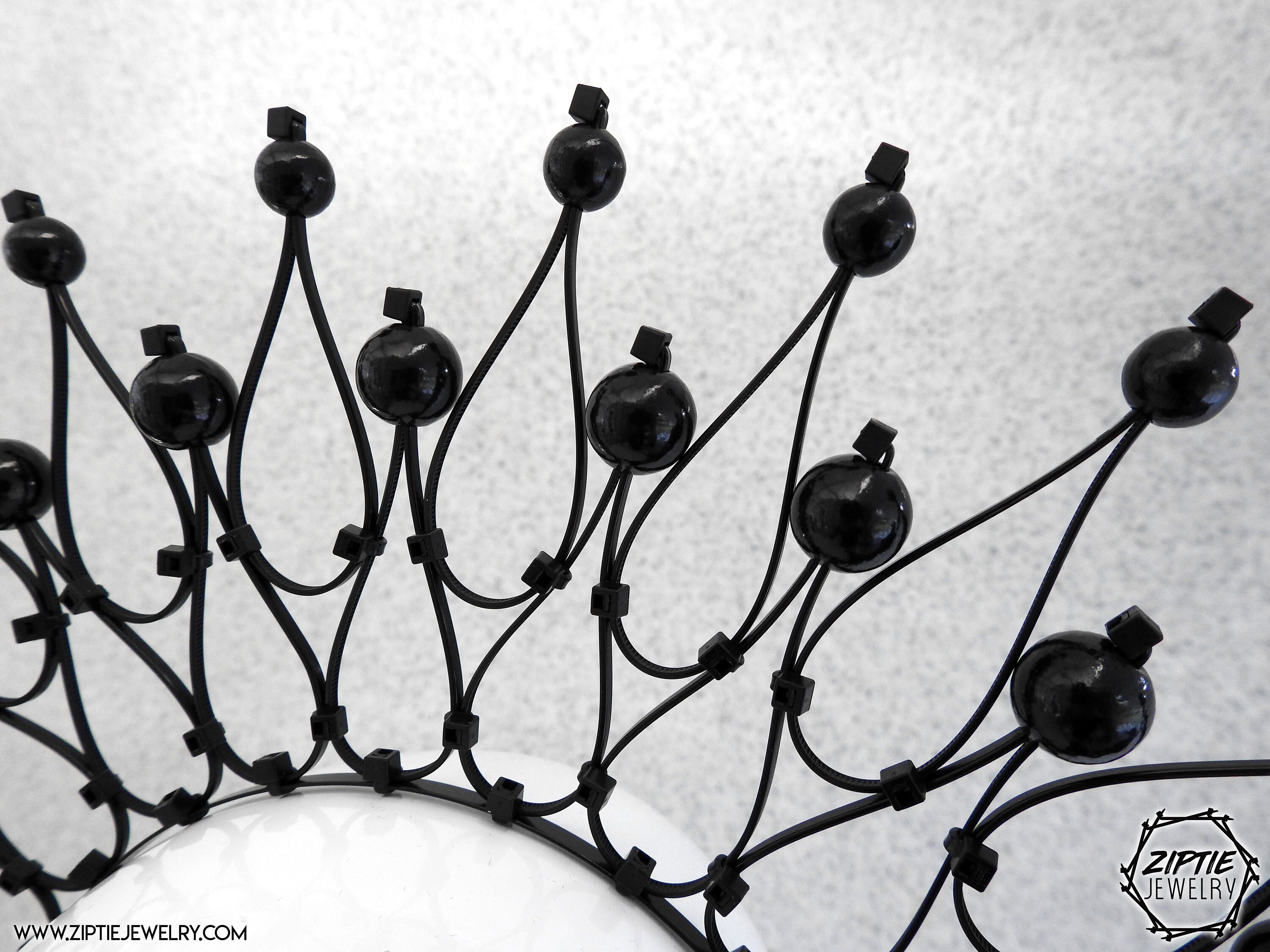 Schwarze Halo Krone / Spike Tiara mit Perlen / Schwarzer Fascinator ...
