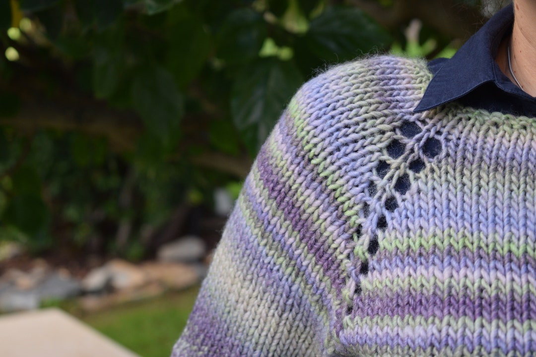 Pullover de lana tejido a mano con calado en manga ranglan. Esta prenda aportará un look ...