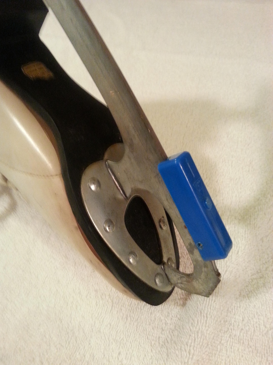 Ice Skate Sharpener for Figure Skates - Hand Held, Carbide Cutting Edge ...