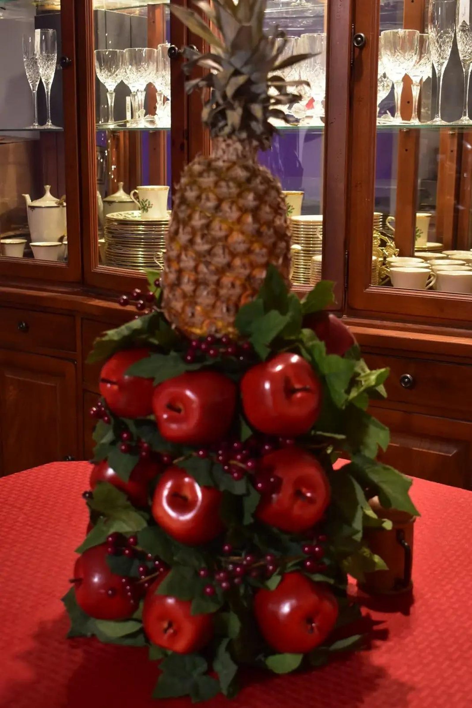 Colonial Williamsburg Christmas Apple Cone Pineapple 1700's 18th ...