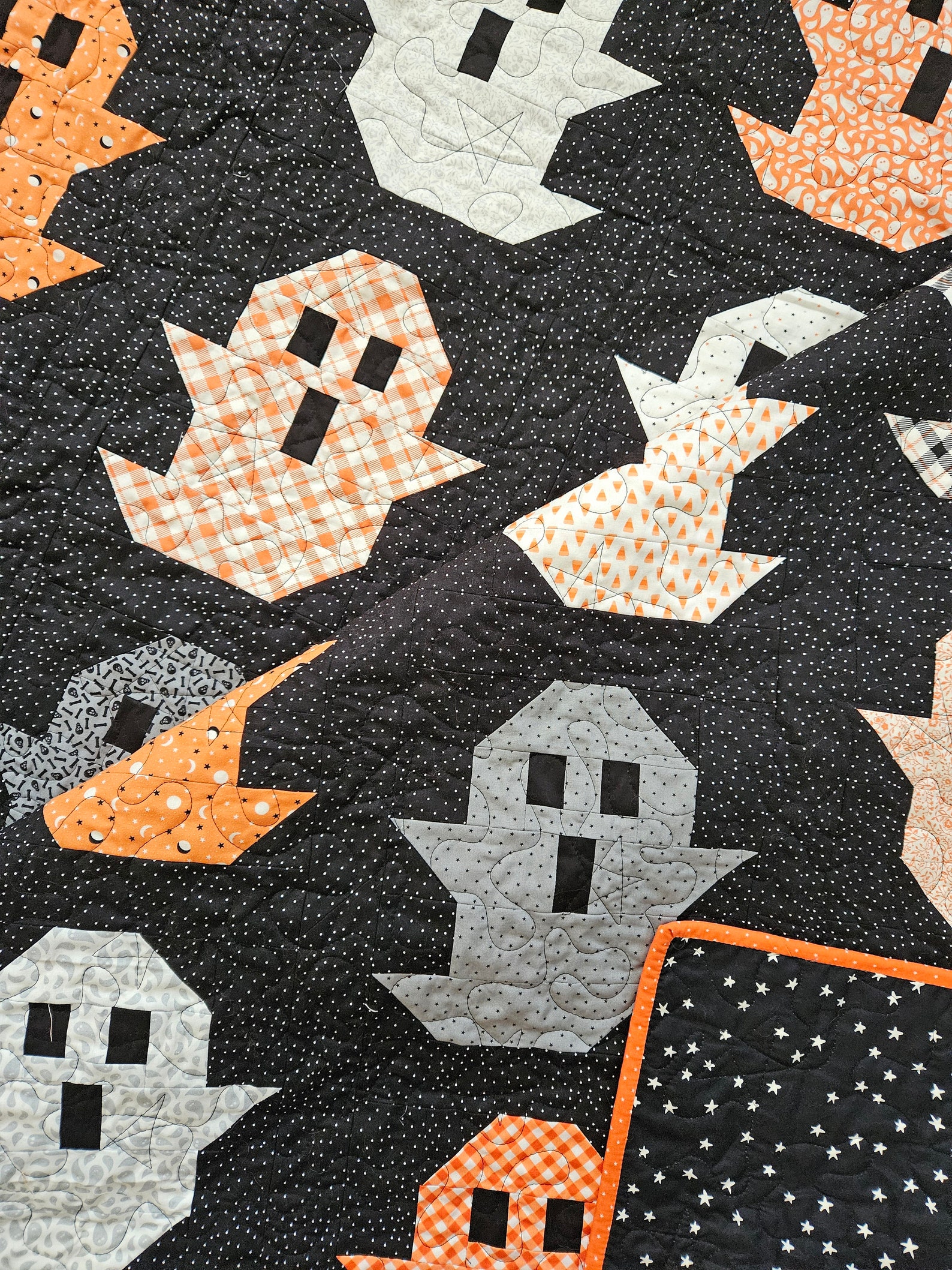 Midnight Magic Ghost Quilt - Classic Halloween Prints Ghost Quilt ...