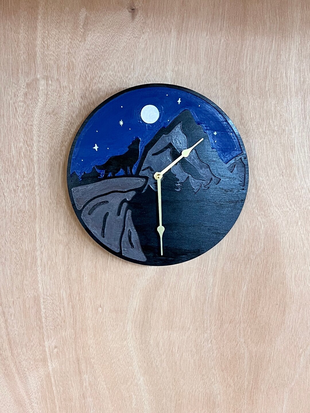 Wolf Howling at the Moon Clock/ Moon Clock/ Celestial Sign/ Wolf Moon ...