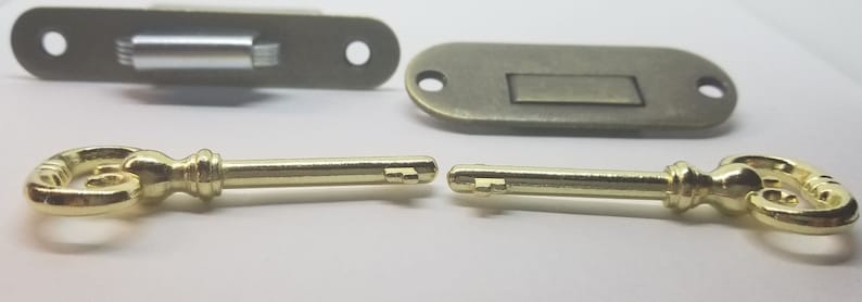 ANTIQUE BRASS Roll Top Desk Lock Set Rounded Oval Catch 2 Keys Vintage ...