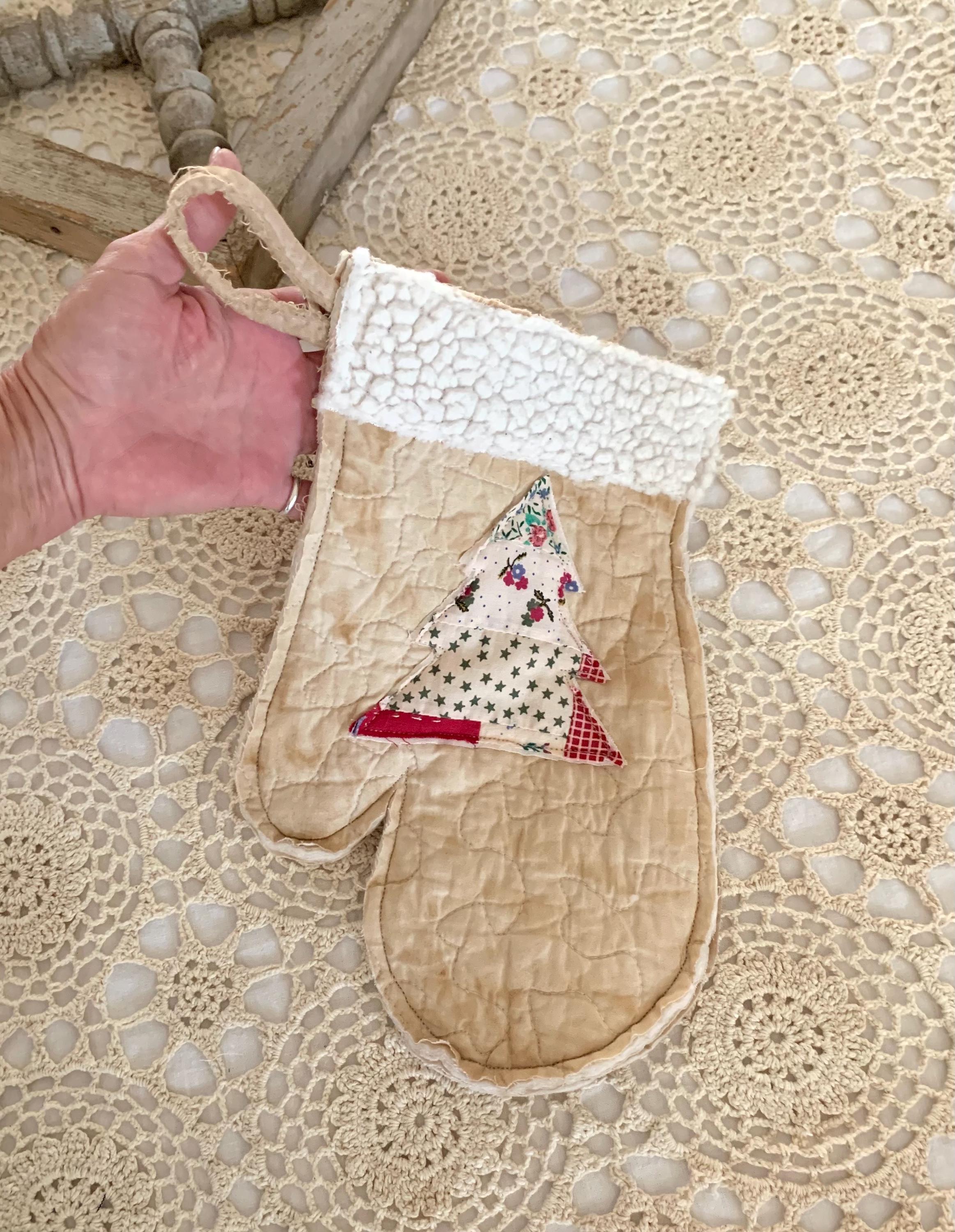 Vintage Quilt Hanging Mitten Peg Rail Cupboard Knob Hanger Christmas ...
