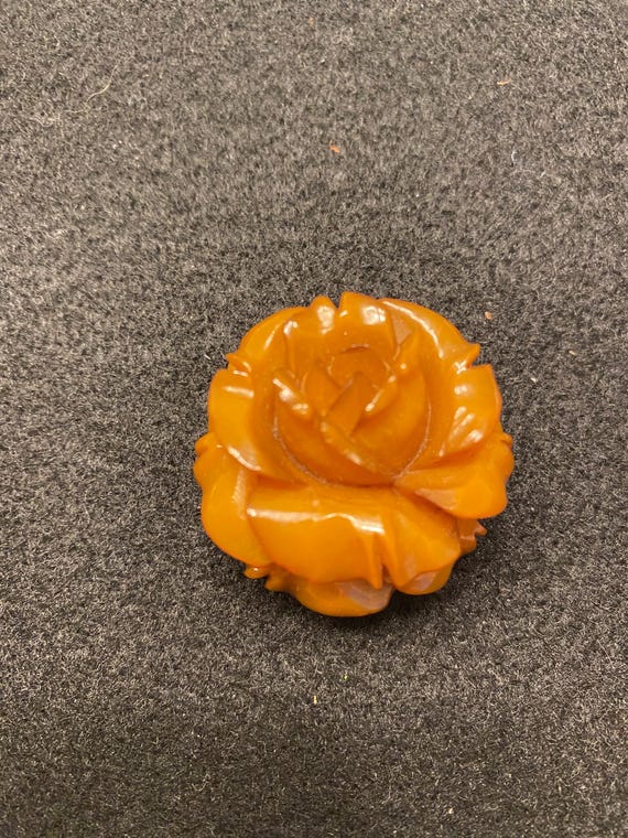 Bakelite vintage deeply carved - Gem