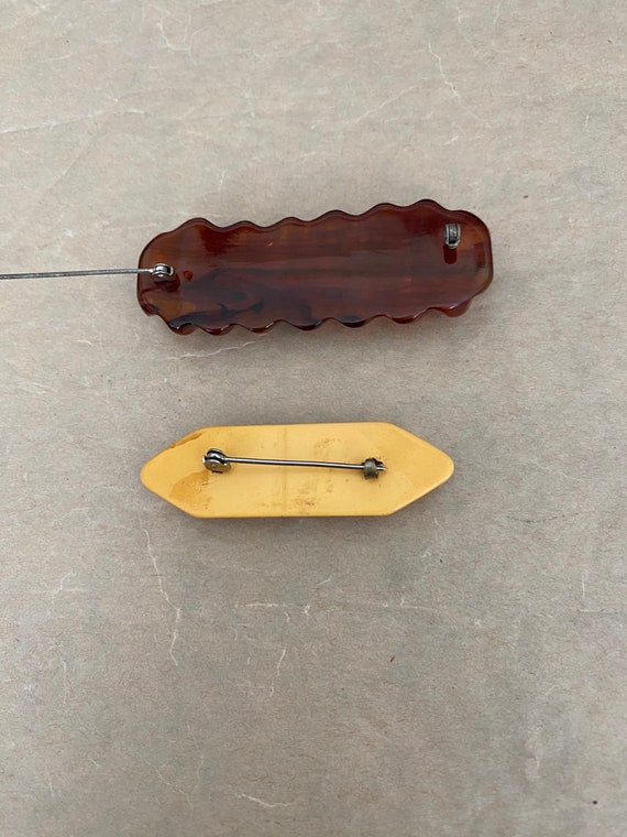 Vintage Carved Bakelite pins - One yellow and One Roo… - Gem