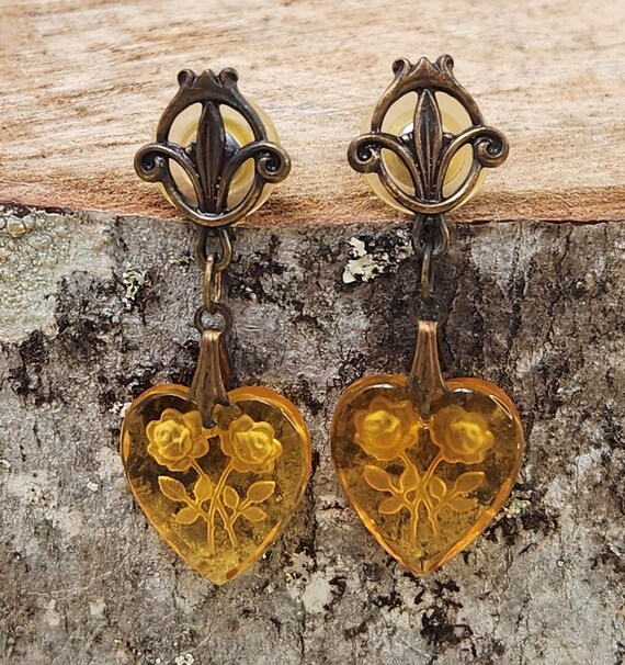 Vintage Gilt Metal Amber Colored Flower Etched Heart … - Gem