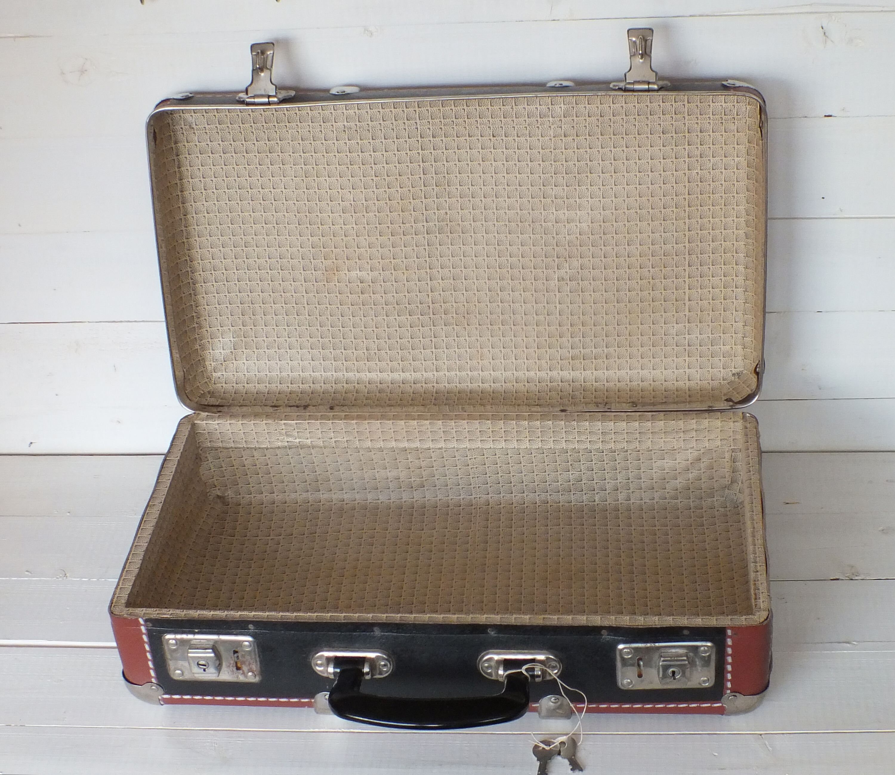 Smaller Vintage Suitcase With Keys Vintage Luggage Vintage Travel ...