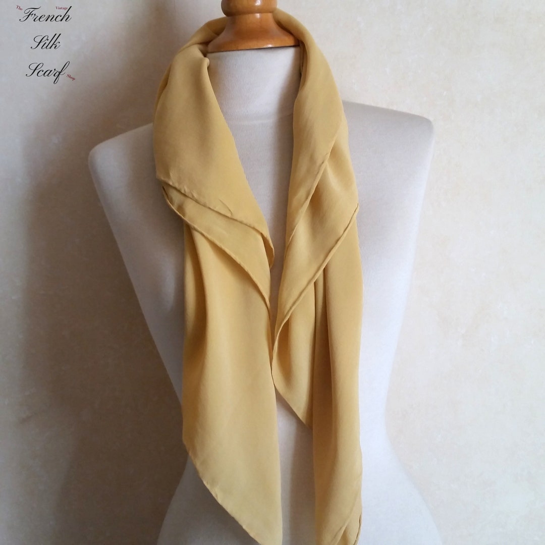 Foulard en soie vintage CLASSIQUE FRENCH CHIC au style sobre. Un incontournable de la garde robe unisexe traditionnel toute l annee. Etsy France