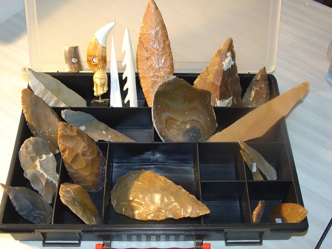 EDUCATIONAL Box: 16 Objects 12 Modern Flint Artifacts 4 Casts ...