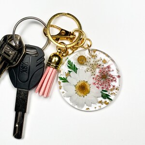 Flower Resin Keychain, White Pressed Dried Daisy Key Chain, Handmade ...