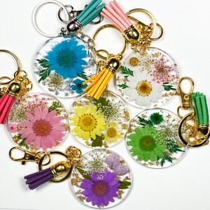 Flower Resin Keychain, White Pressed Dried Daisy Key Chain, Handmade ...