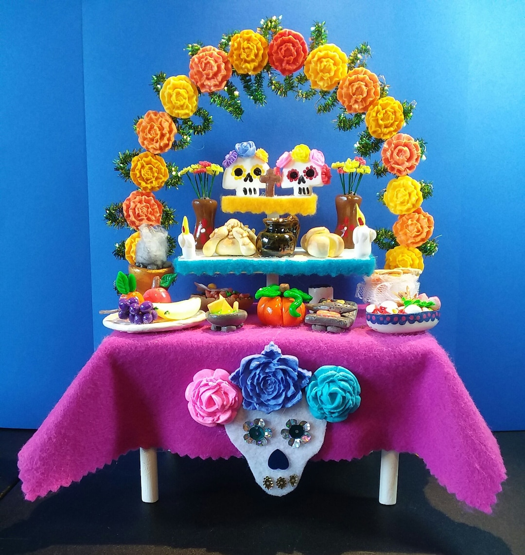 Mesa De Ofrenda Para El Dia De Muertos - Day of the Dead Offering Table ...