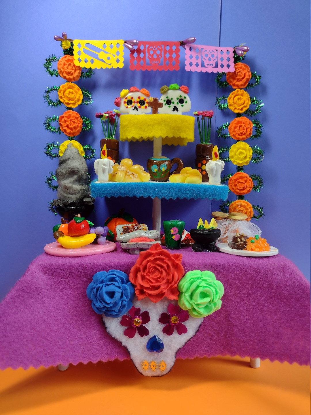 Mesa De Ofrenda Para El Dia De Muertos Con Papel Picado Day of the Dead ...