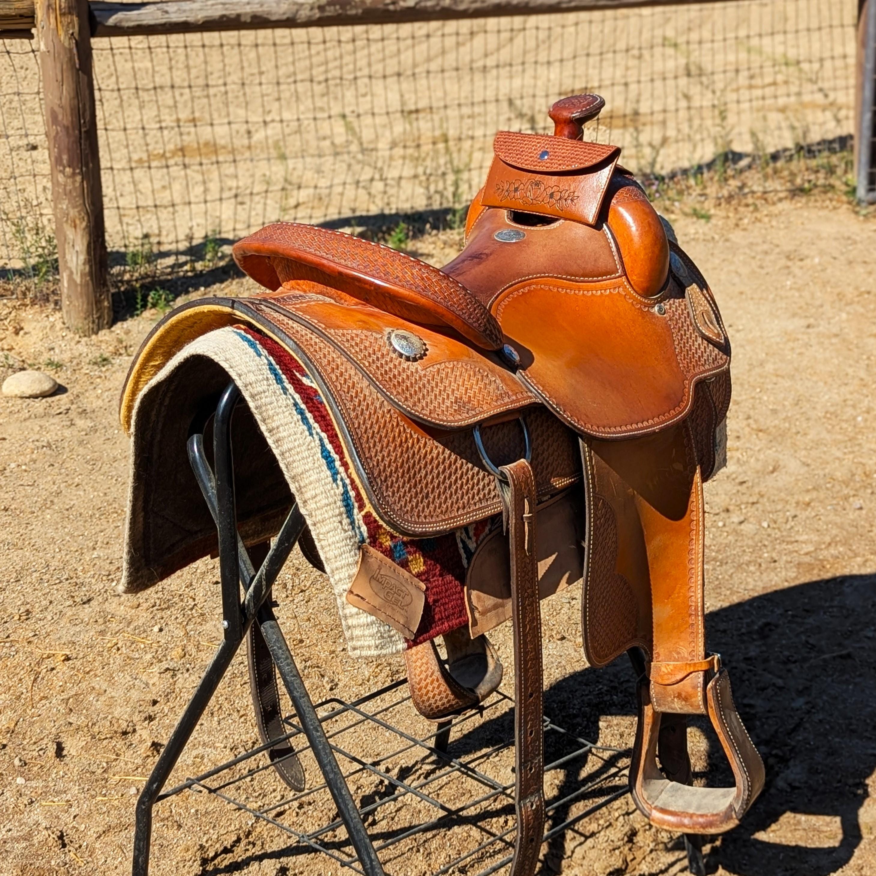 Saddle Phone Holder – Secure Trail Riding Pouch for Western Saddles ...